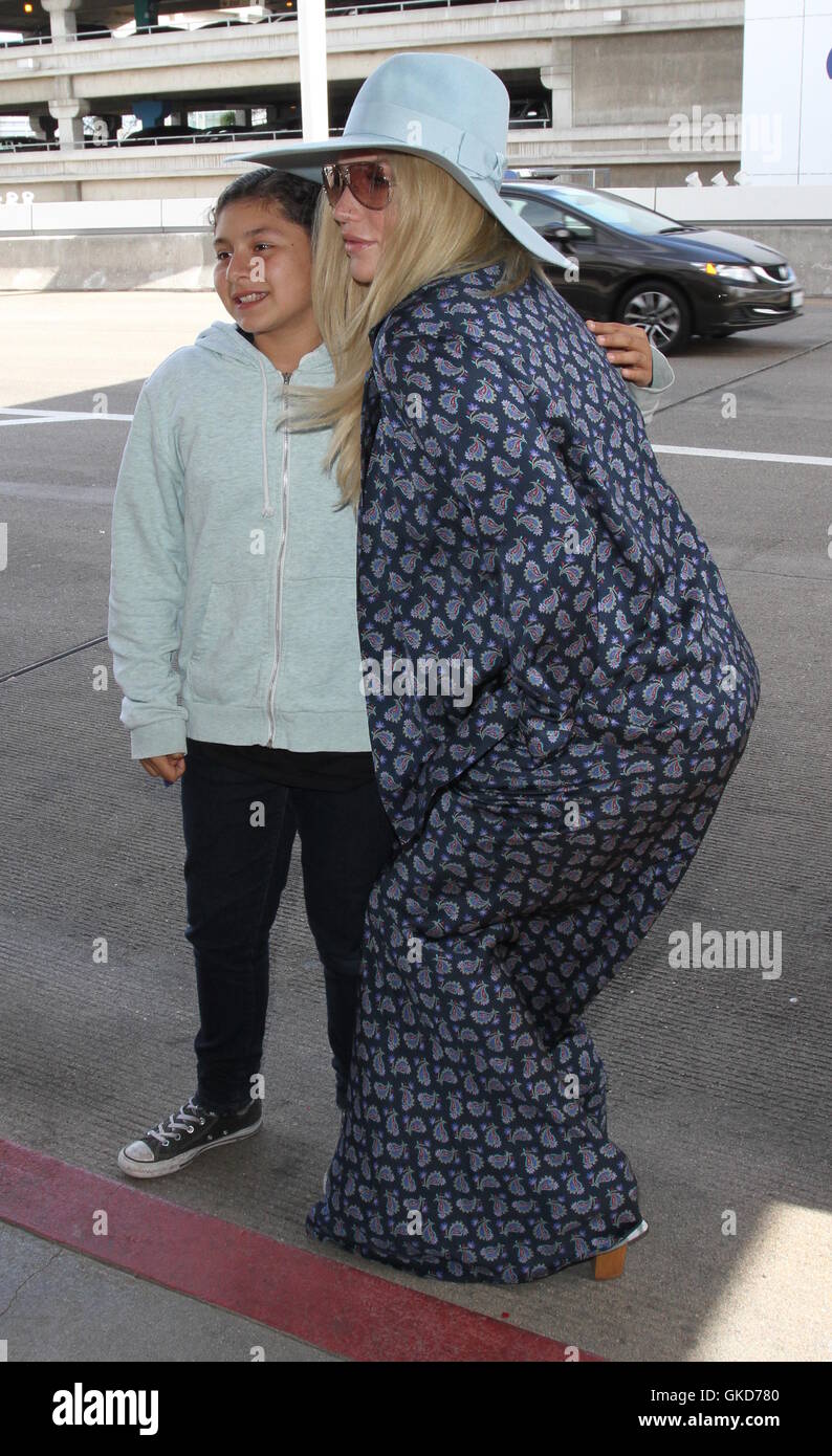 Kesha poses for pictures with fans as she arrives at Los Angeles ...