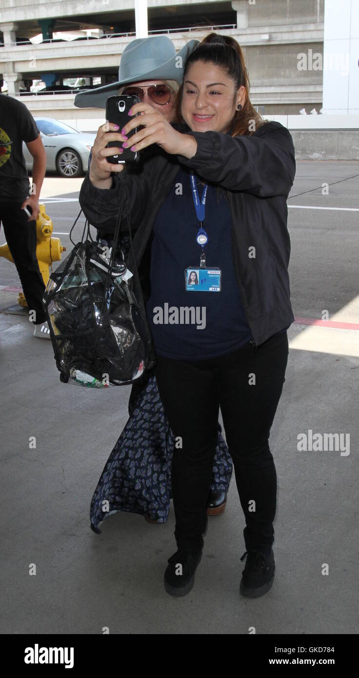 Kesha poses for pictures with fans as she arrives at Los Angeles ...