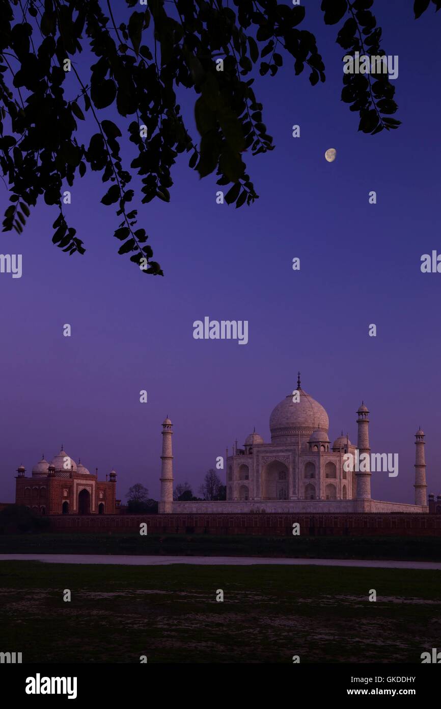 Moon on the Taj Mahal north side viewed across Yamuna River, UNESCO ...