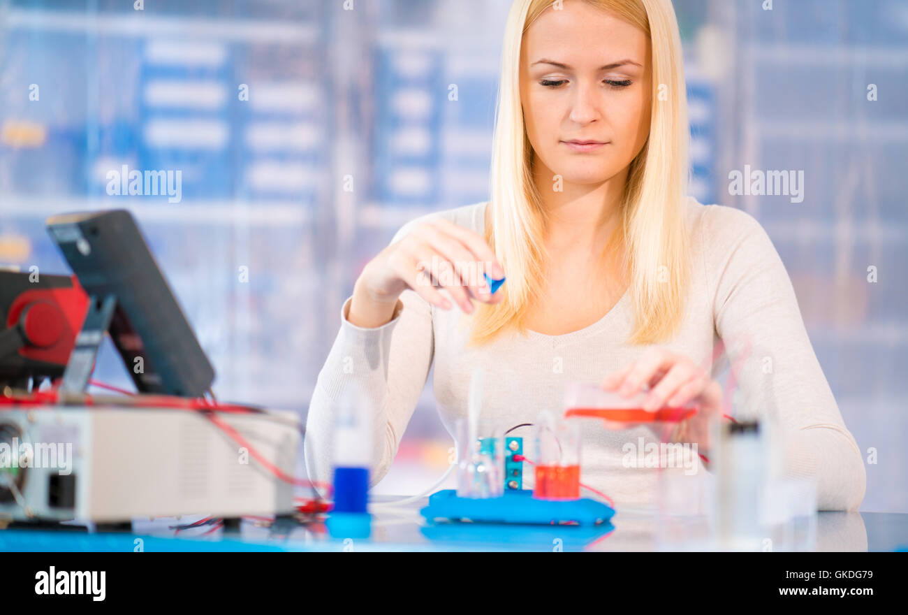 Woman scientist with hydrogen fuel cell in laboratory Stock Photo - Alamy