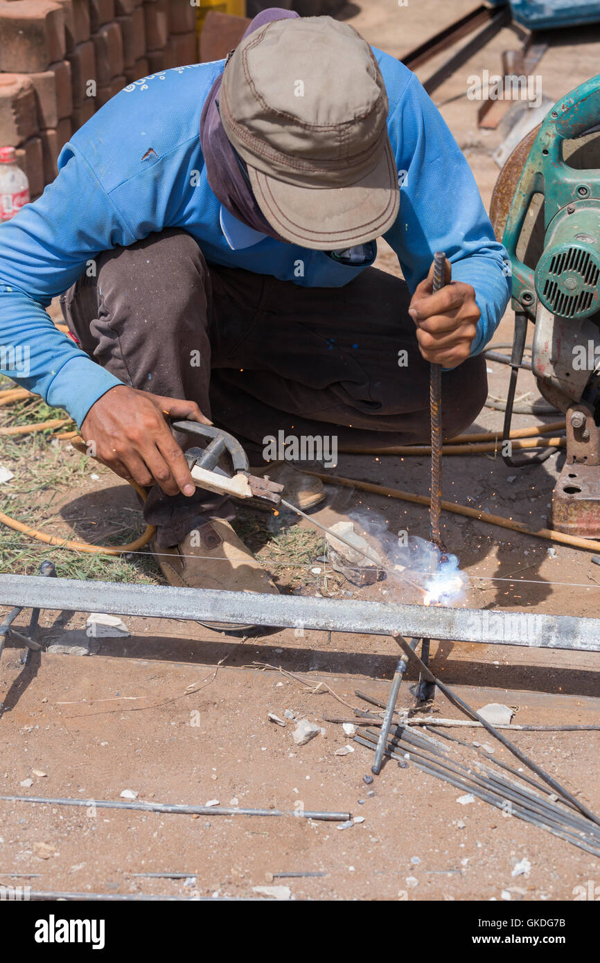 Welder working a welding metal. Not wearing glove Stock Photo - Alamy