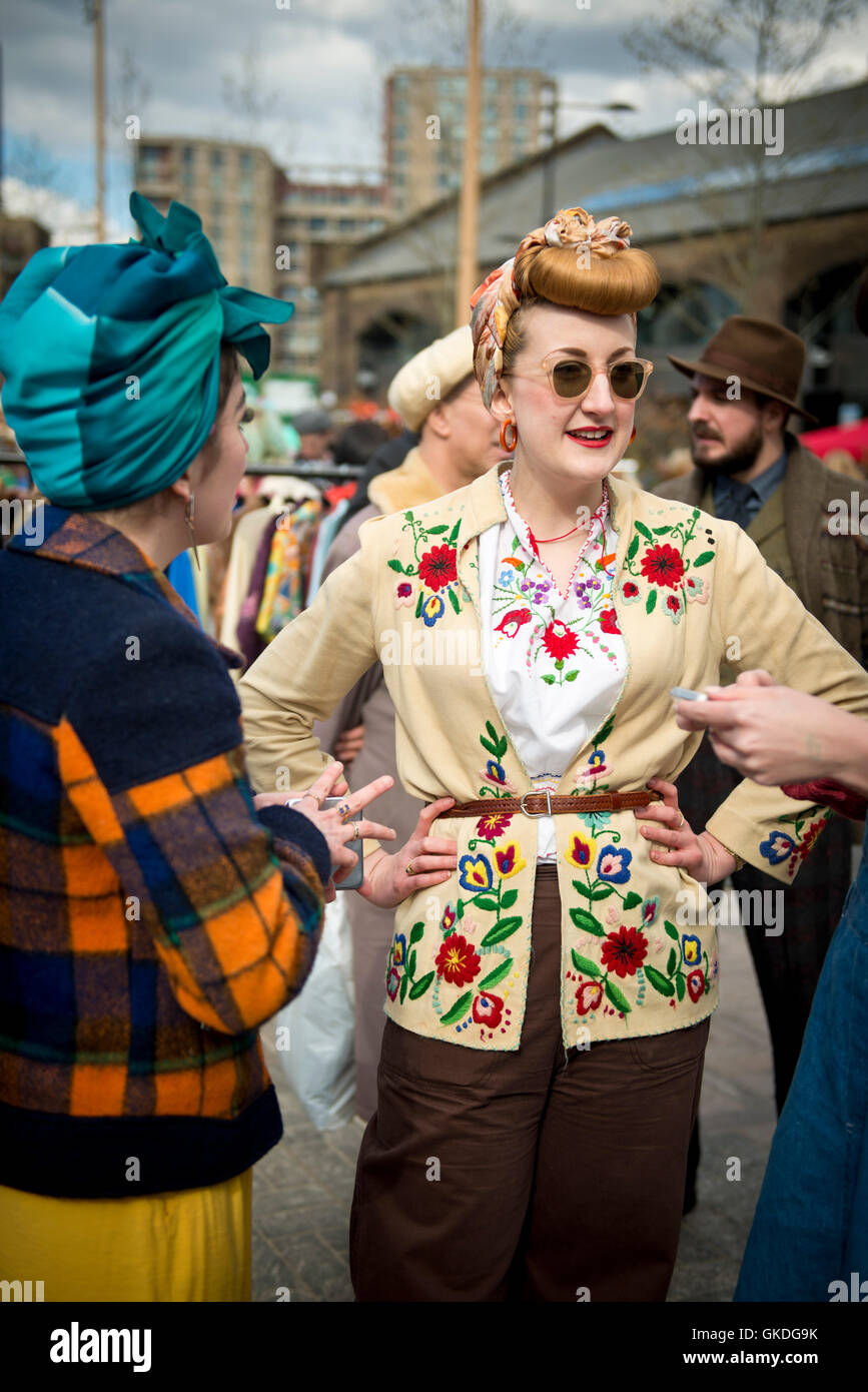 Two women kings cross hi-res stock photography and images - Alamy