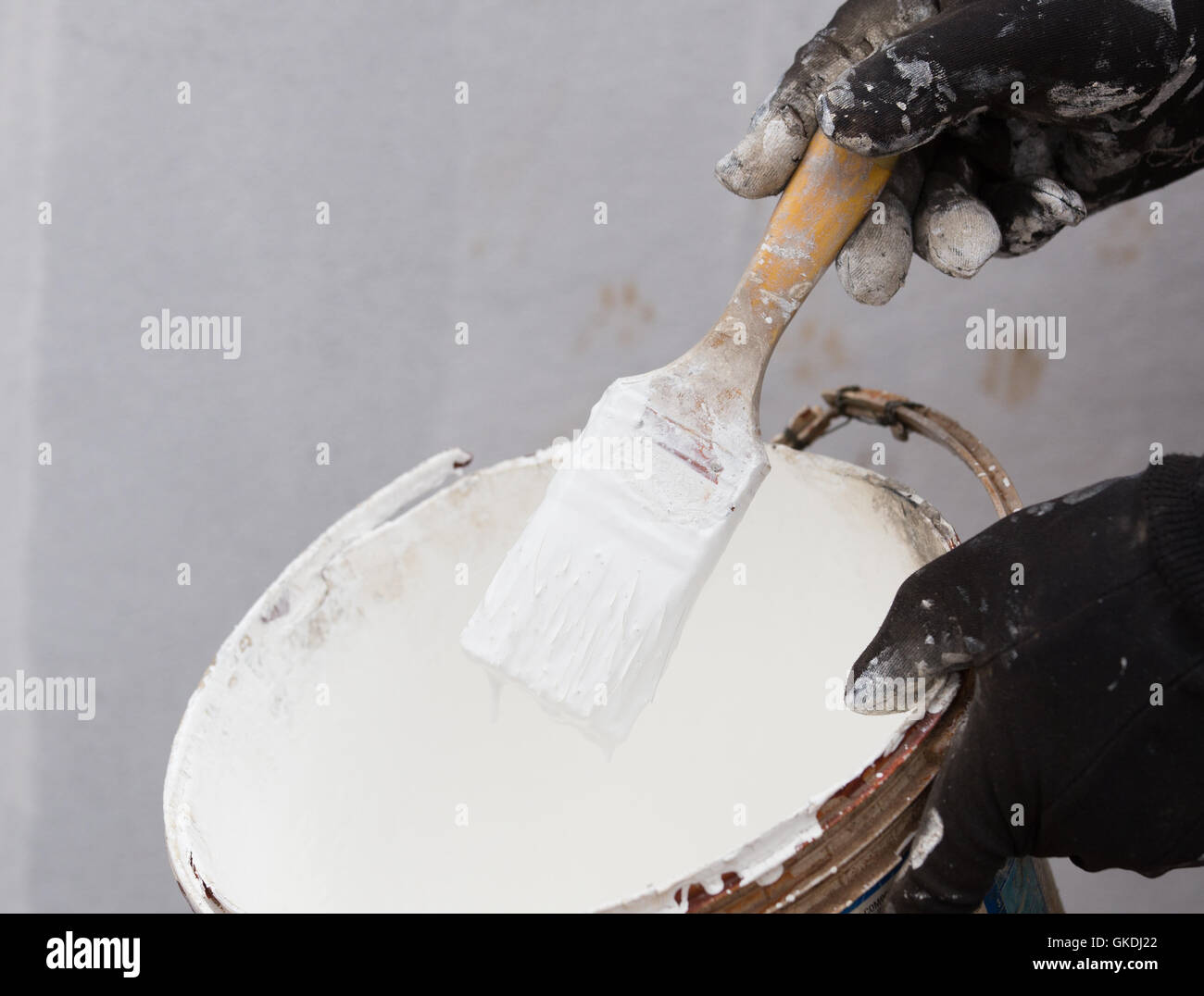 white paint brush with the paint tin Stock Photo - Alamy
