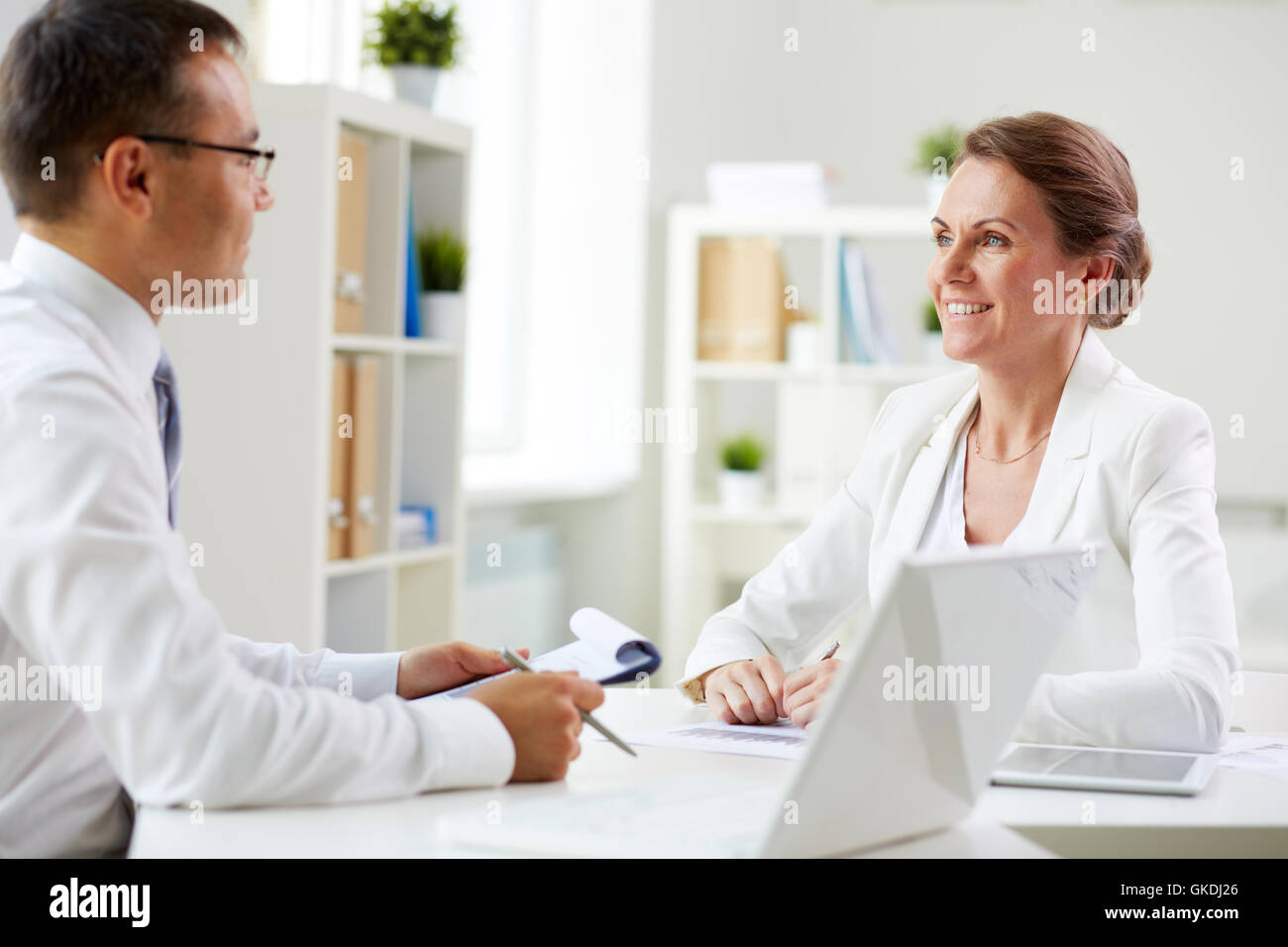 woman conversation talk Stock Photo - Alamy
