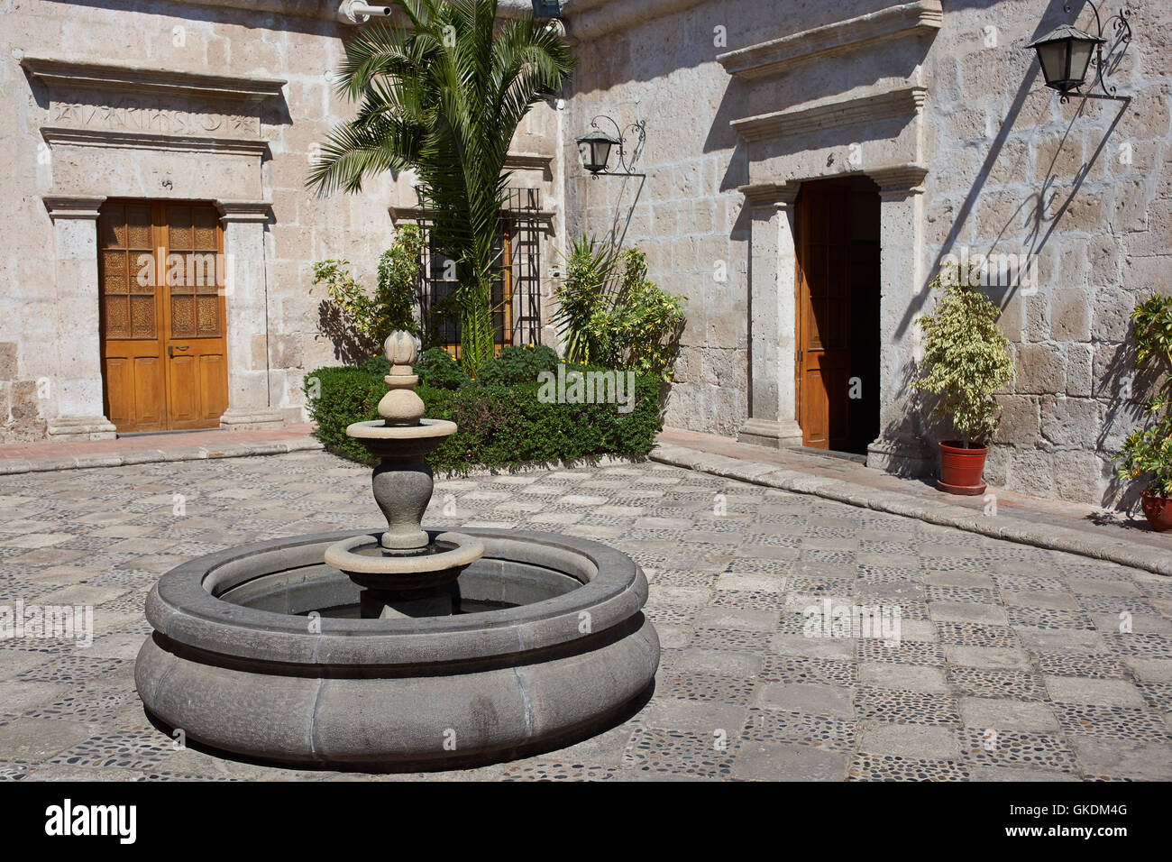 Spanish Style Fountain House Old Dry Fountain Next Spanish Style