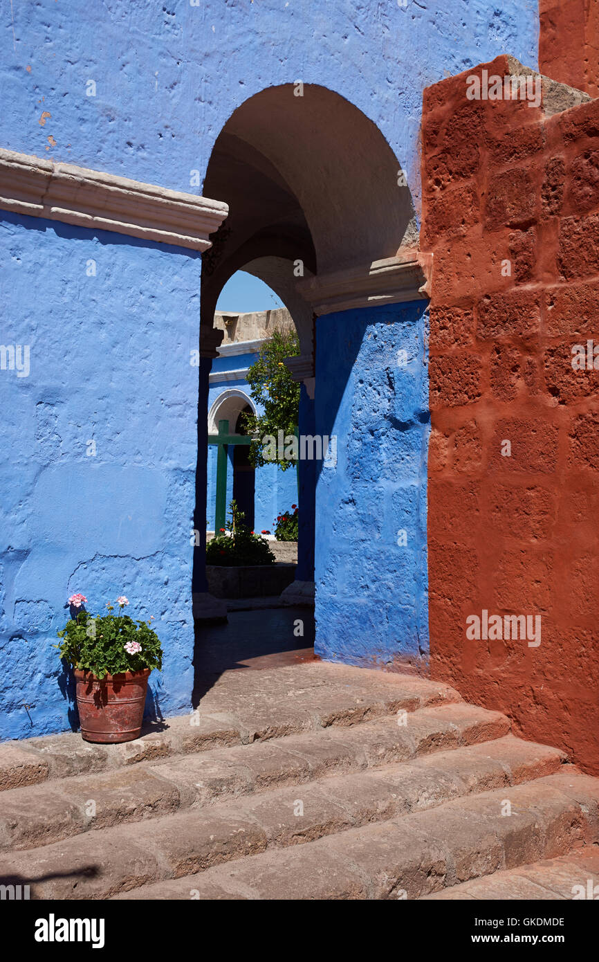 Blue painted walls mark the entrance to the Claustro los Naranjos ...