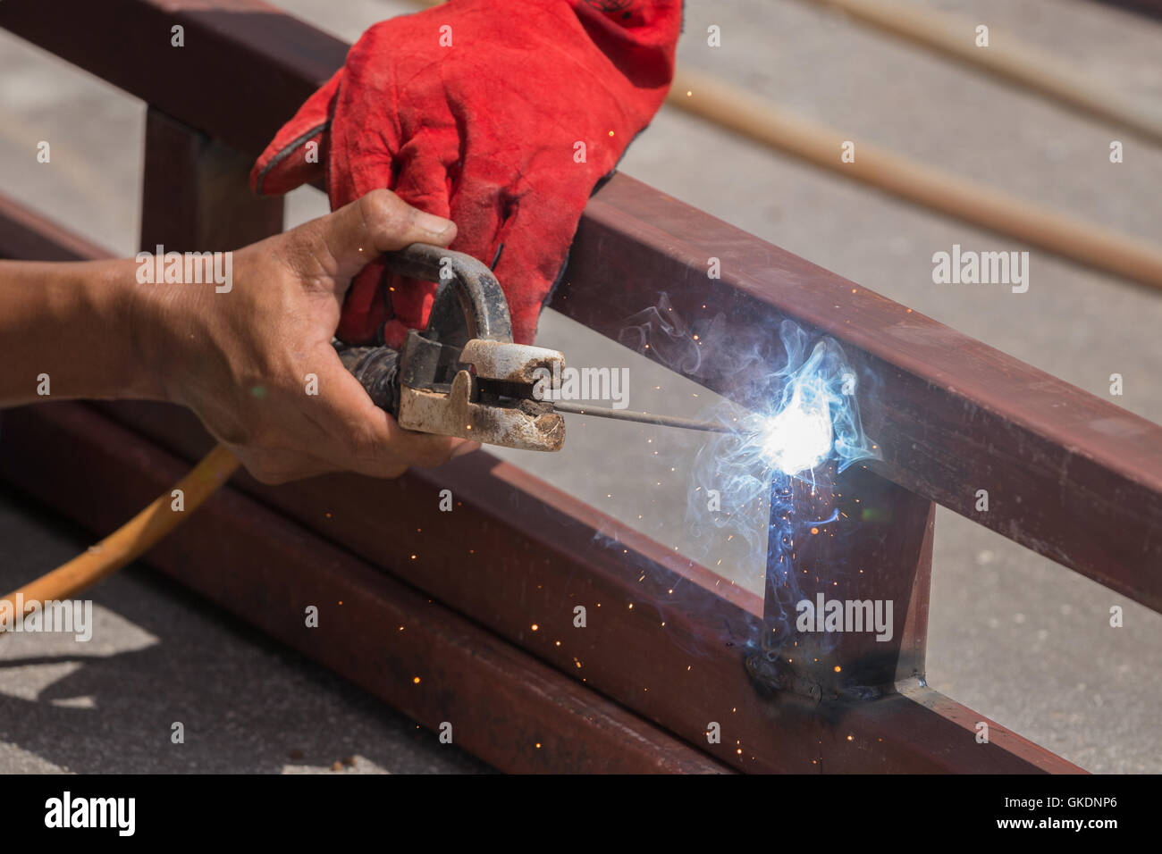 Welder working a welding metal. Not wearing glove Stock Photo - Alamy
