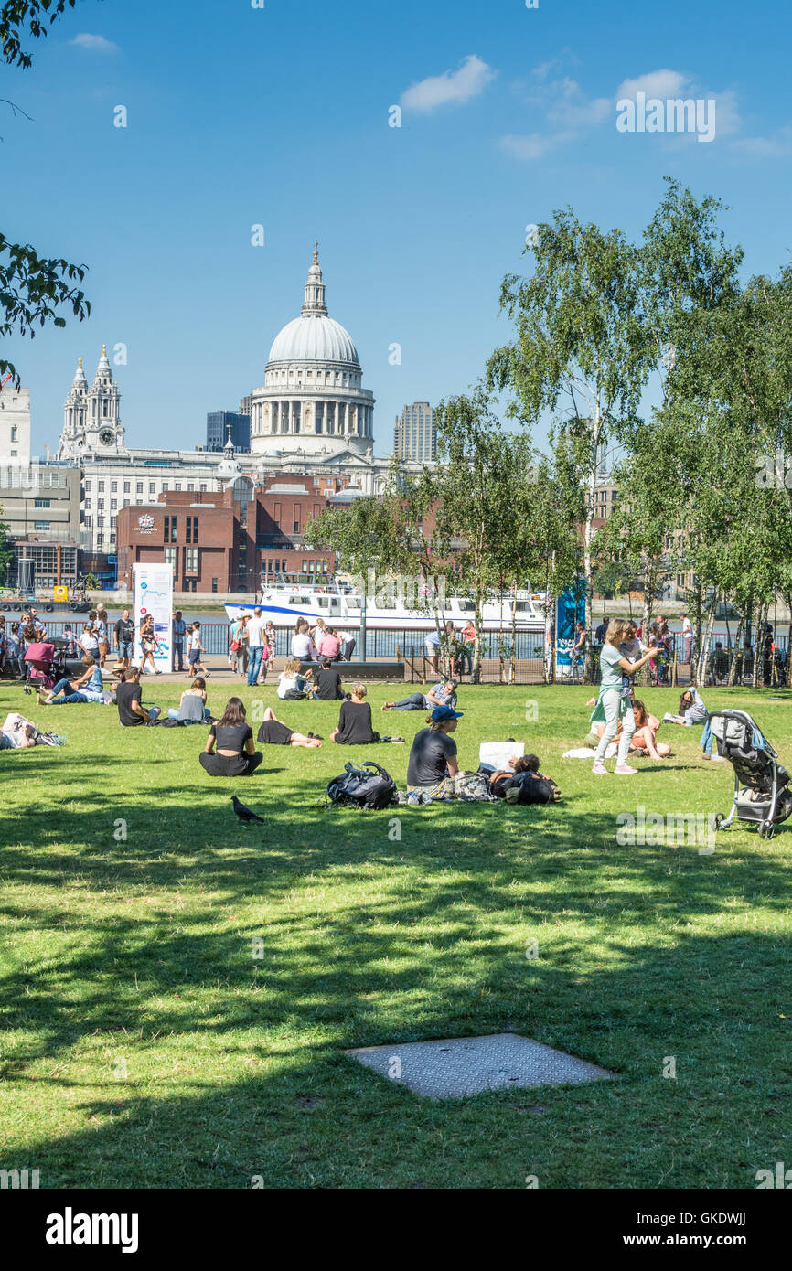 Summer sun in front of the Tate Modern on London's Bankside Stock Photo ...