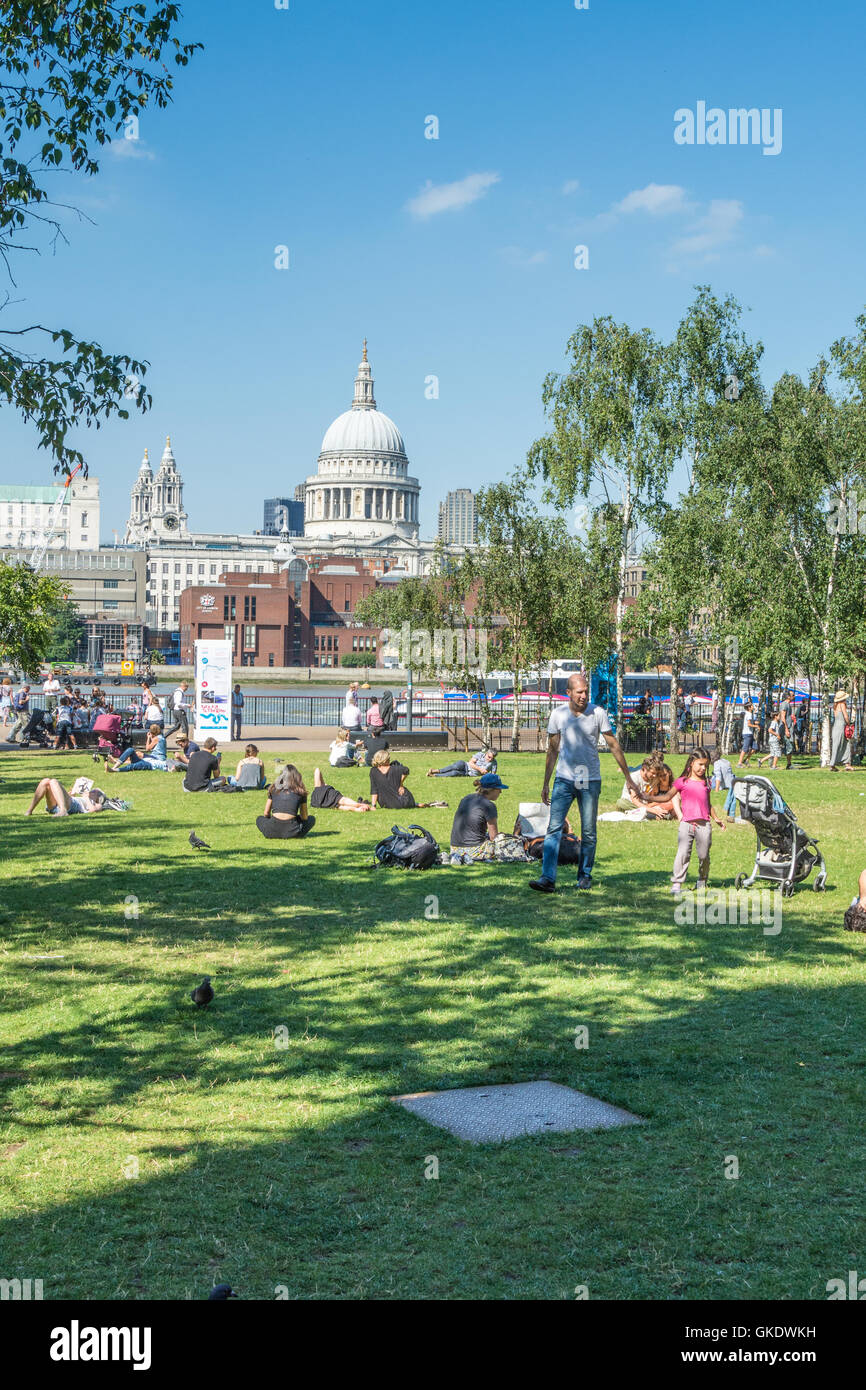 Summer sun in front of the Tate Modern on London's Bankside Stock Photo ...