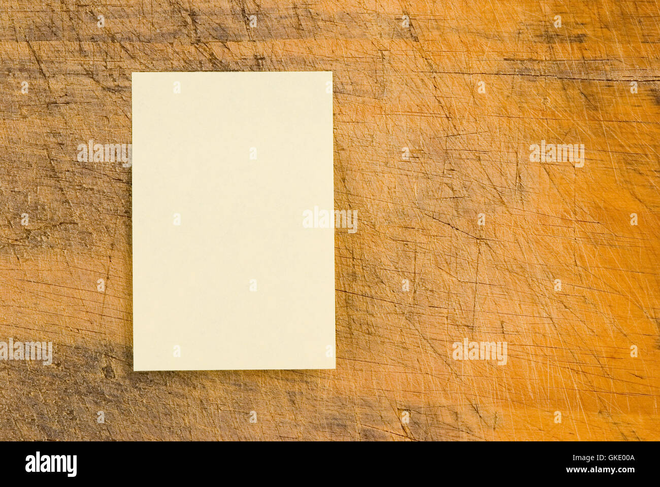 Yellow note paper on retro wood Stock Photo - Alamy