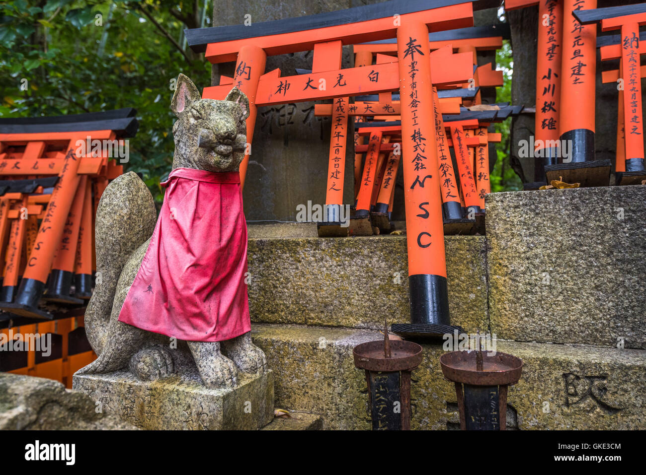 Fox sculpture in Fushimi Inari Shrine, Kyoto, Japan Stock Photo - Alamy