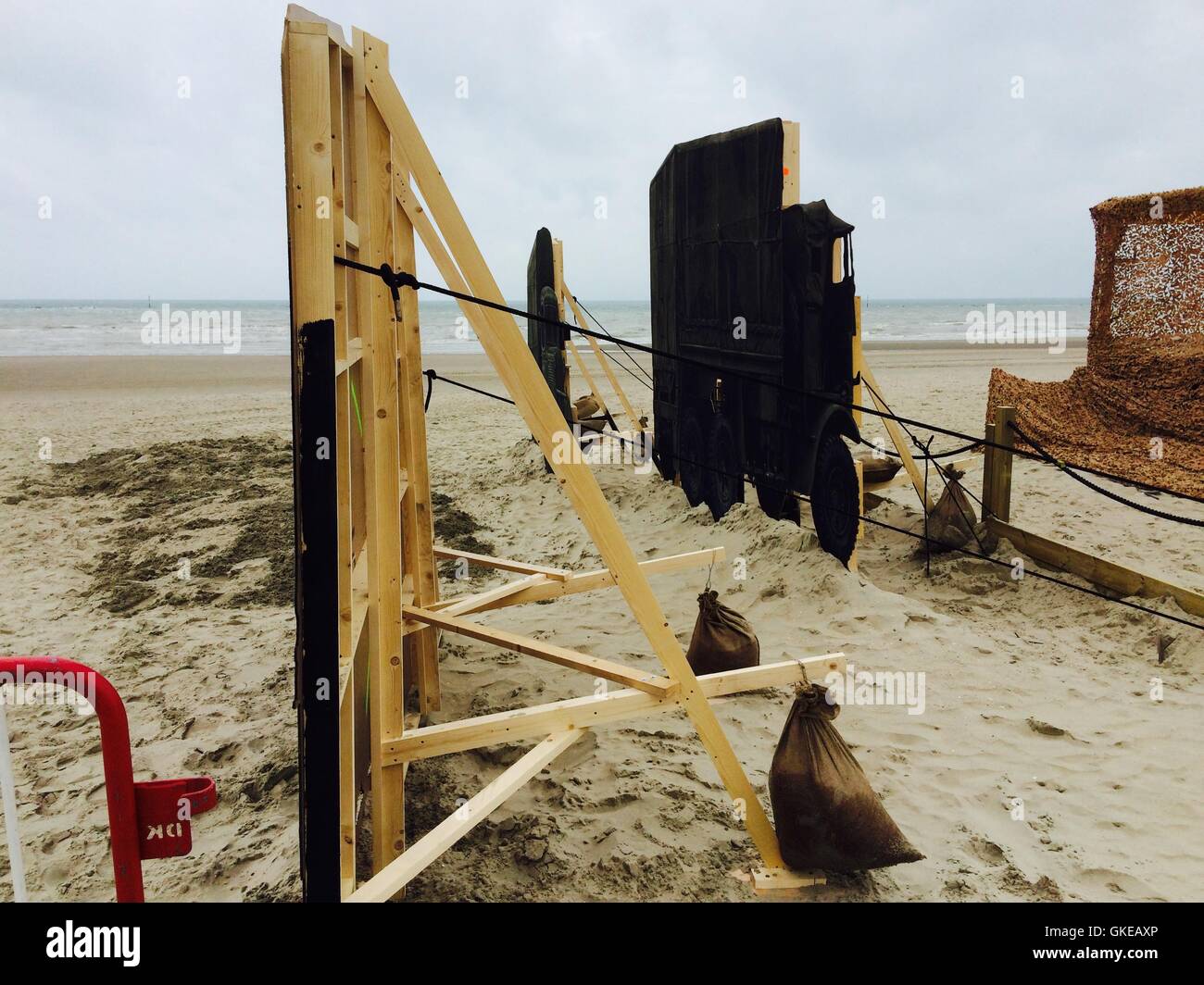 Christopher Nolan directs the war movie Dunkirk on the beaches of ...
