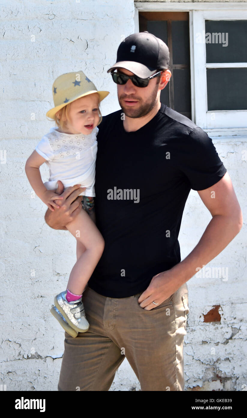 Pregnant Emily Blunt and her husband John Krasinsky take their daughter ...