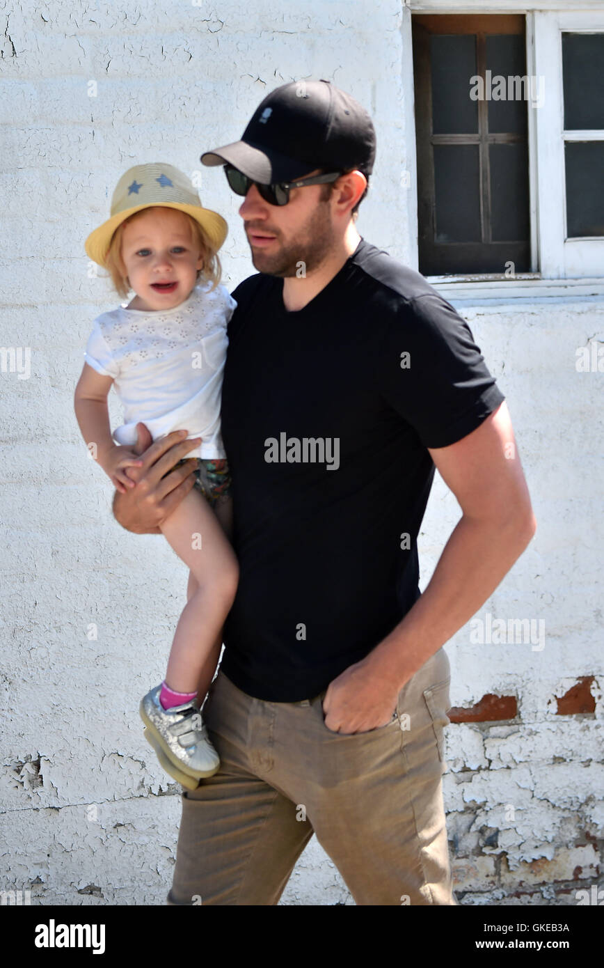 Pregnant Emily Blunt and her husband John Krasinsky take their daughter ...