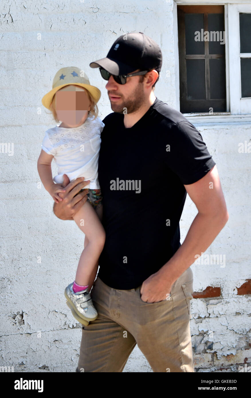 Pregnant Emily Blunt and her husband John Krasinsky take their daughter ...