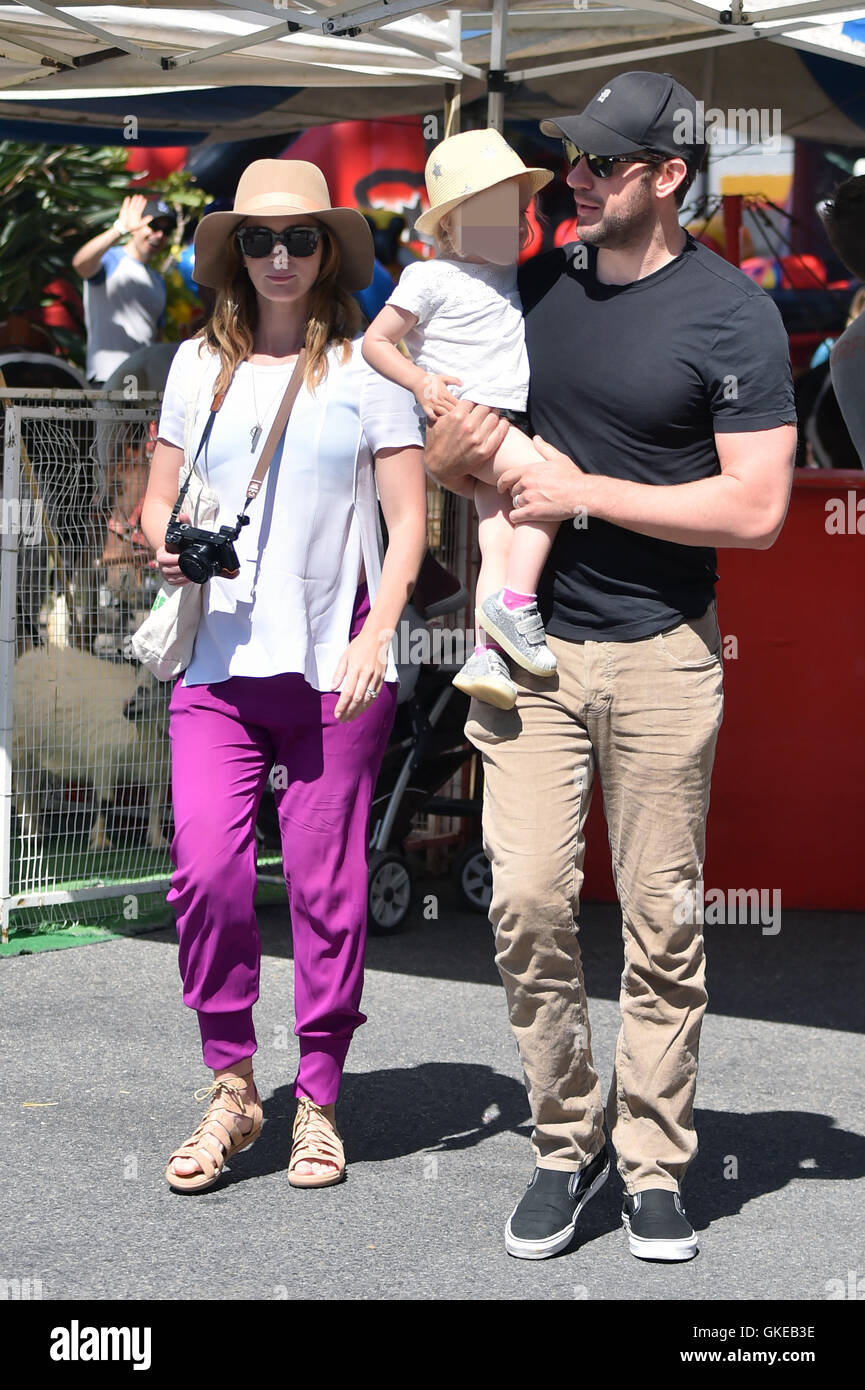 Pregnant Emily Blunt and her husband John Krasinsky take their daughter ...