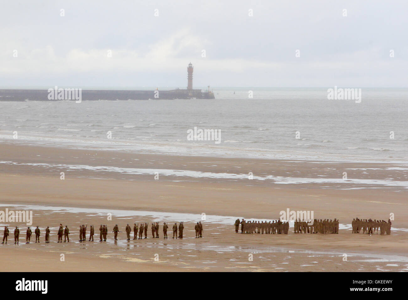Christopher Nolan directs the war movie 'Dunkirk' on the beaches of ...