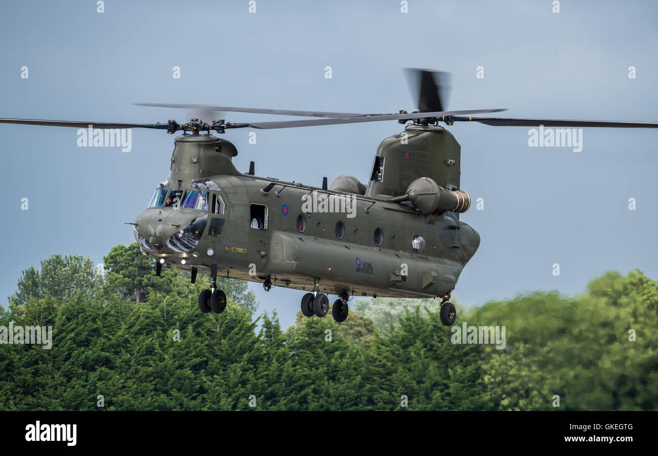 Pilot flying chinook helicopter hi-res stock photography and images - Alamy