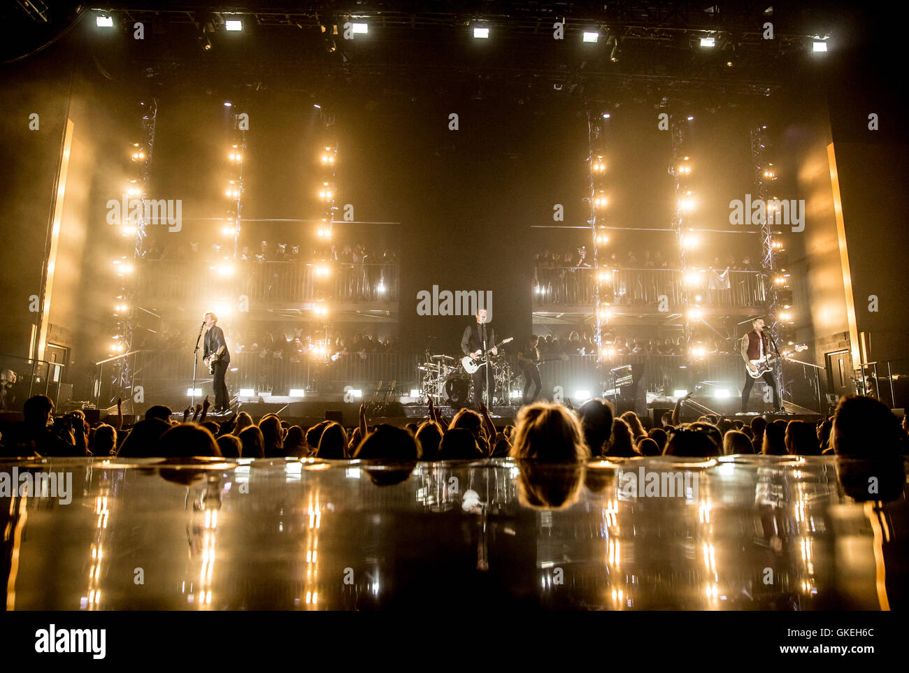 James busted performing hi-res stock photography and images - Alamy