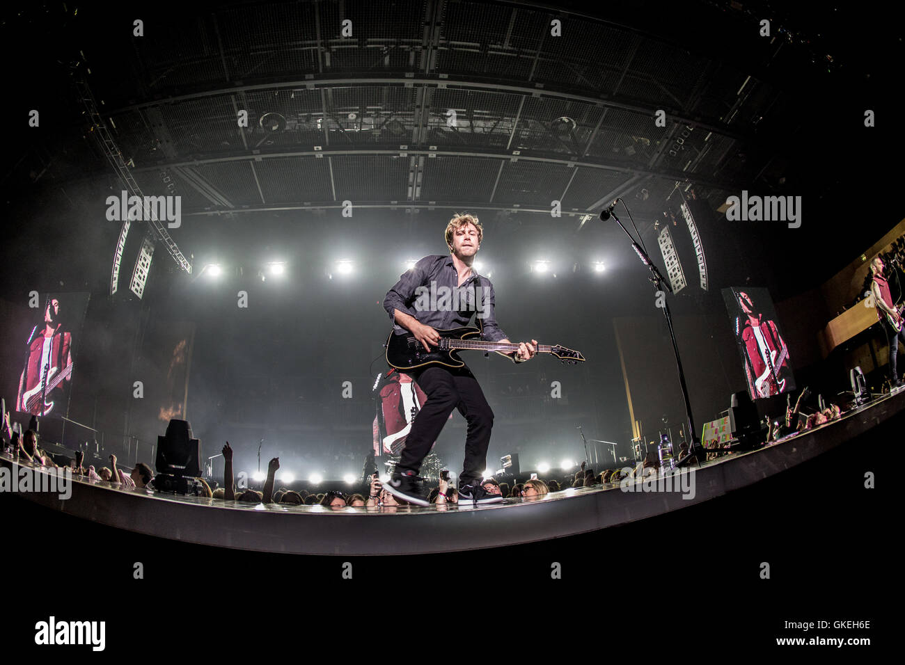 James busted performing hi-res stock photography and images - Alamy
