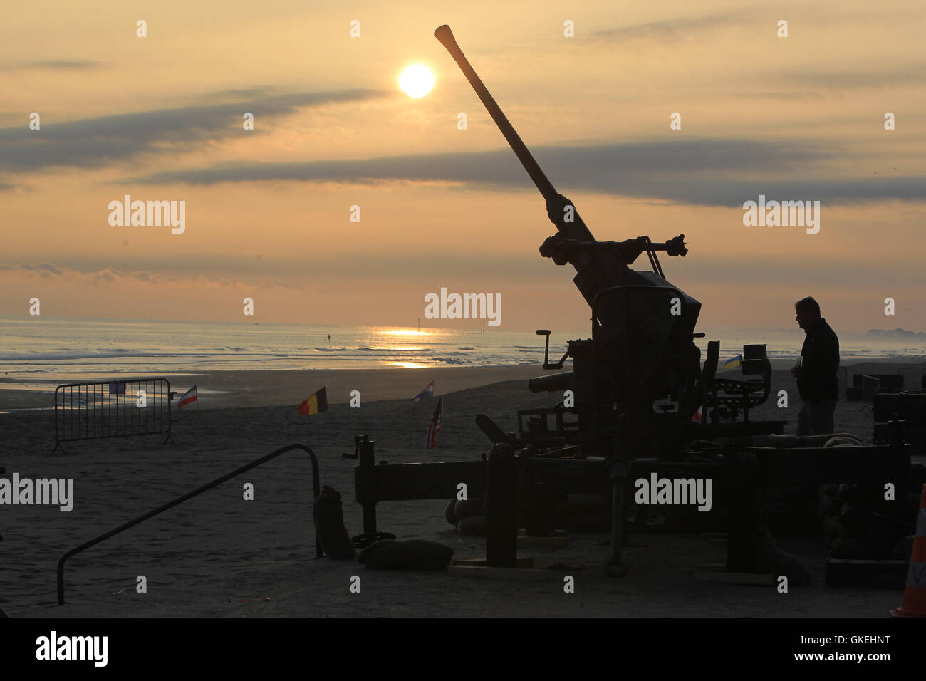 Christopher Nolan directs the war movie 'Dunkirk' on the beaches of ...