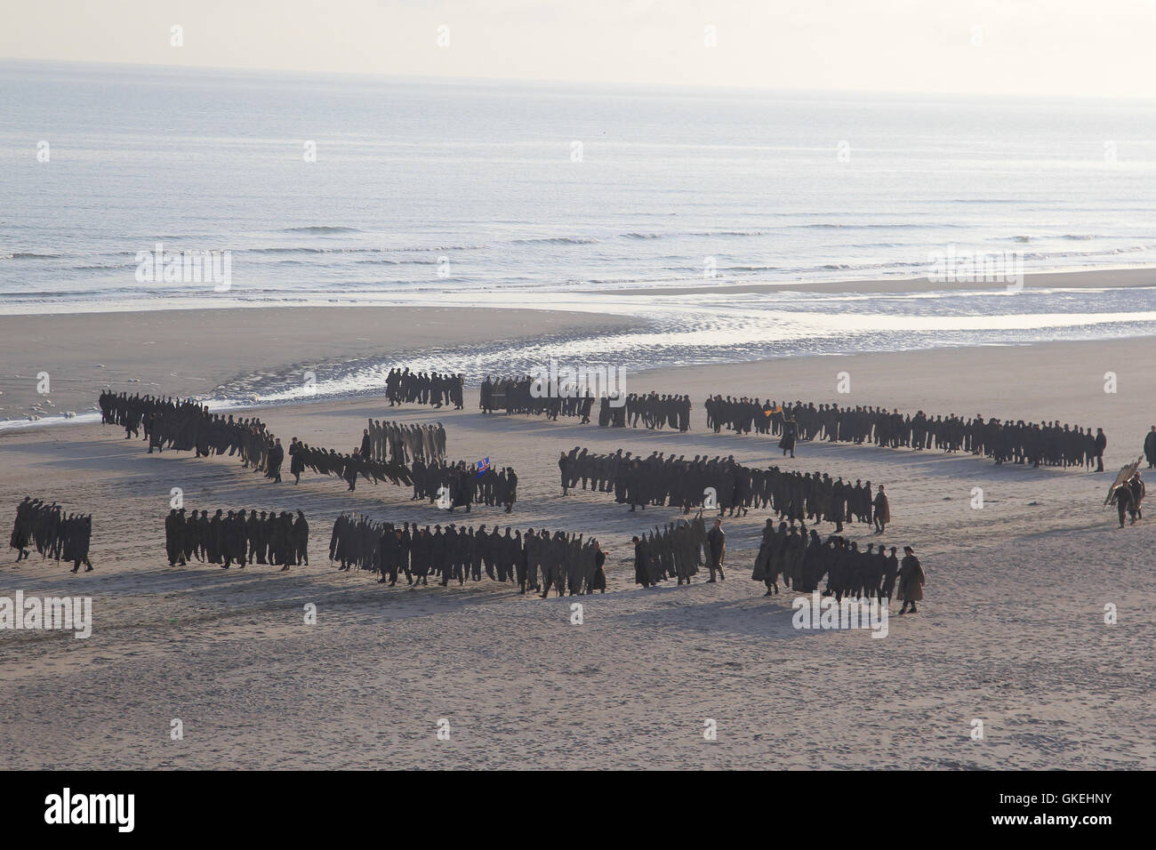 Christopher Nolan directs the war movie 'Dunkirk' on the beaches of ...