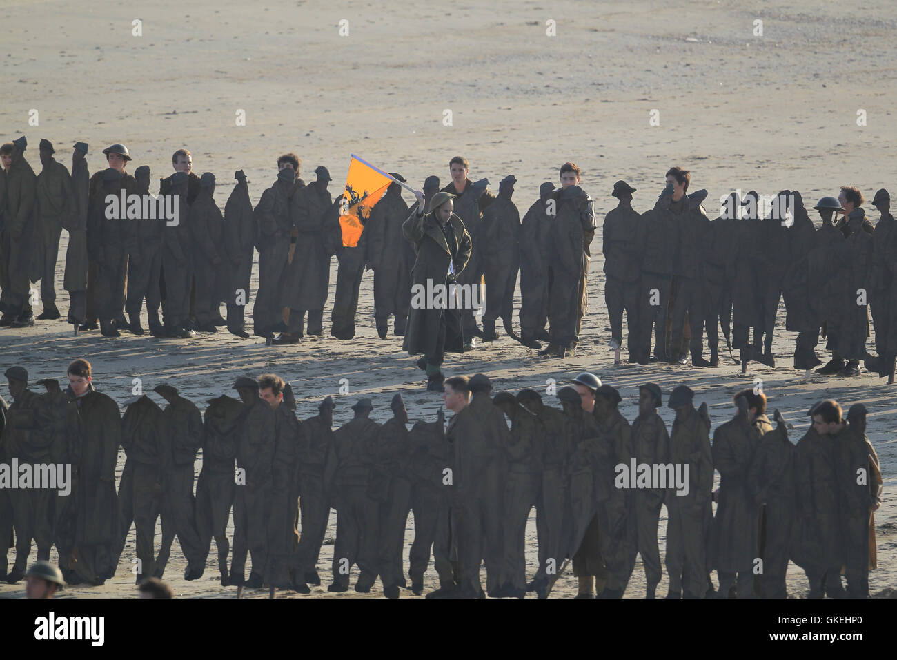 Christopher Nolan directs the war movie 'Dunkirk' on the beaches of ...