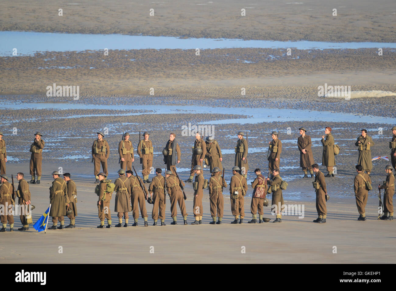 Christopher Nolan directs the war movie 'Dunkirk' on the beaches of ...