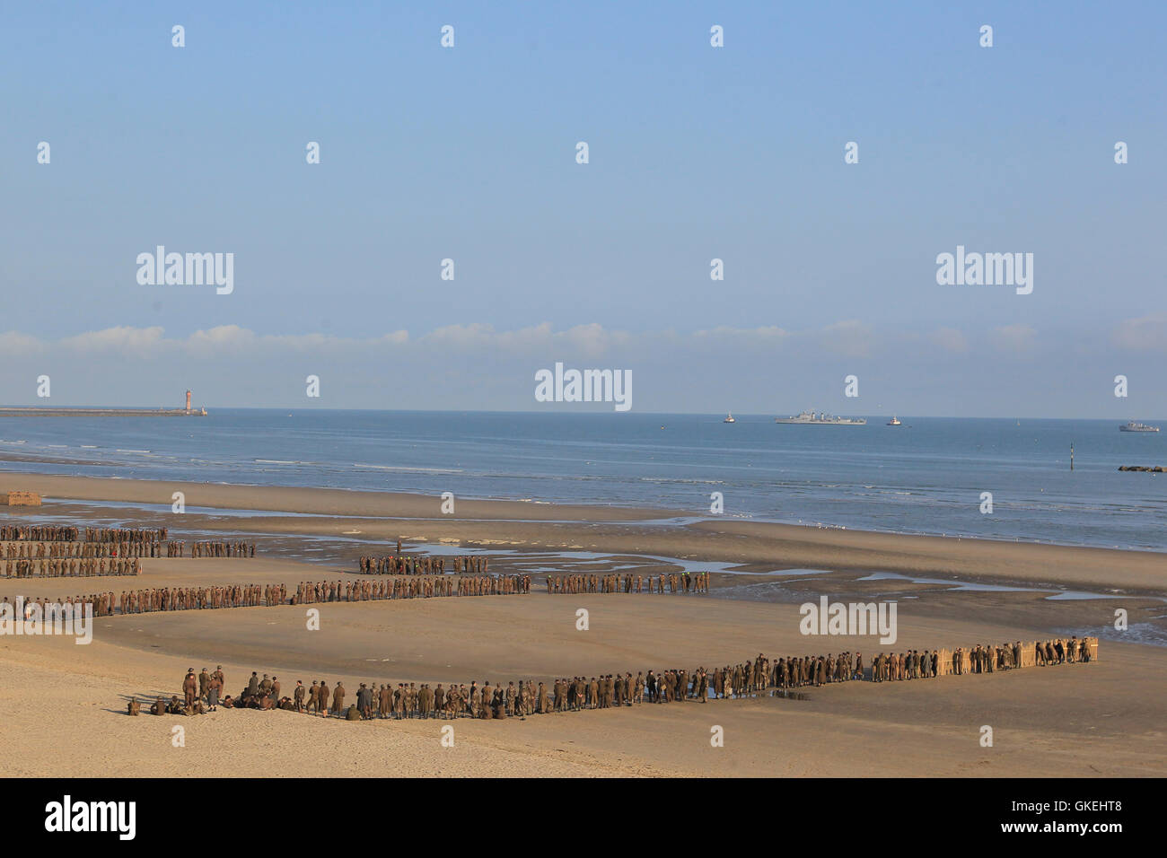 Christopher Nolan directs the war movie 'Dunkirk' on the beaches of ...