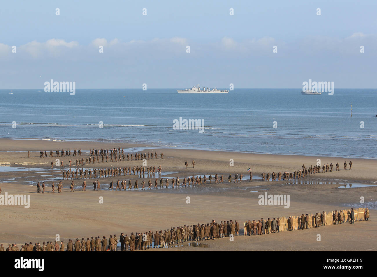 Christopher Nolan directs the war movie 'Dunkirk' on the beaches of ...