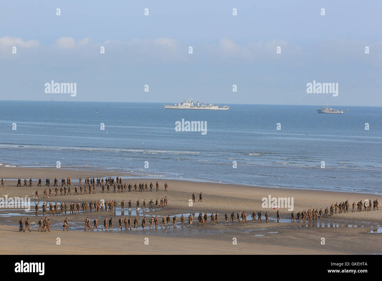 Christopher Nolan directs the war movie 'Dunkirk' on the beaches of ...