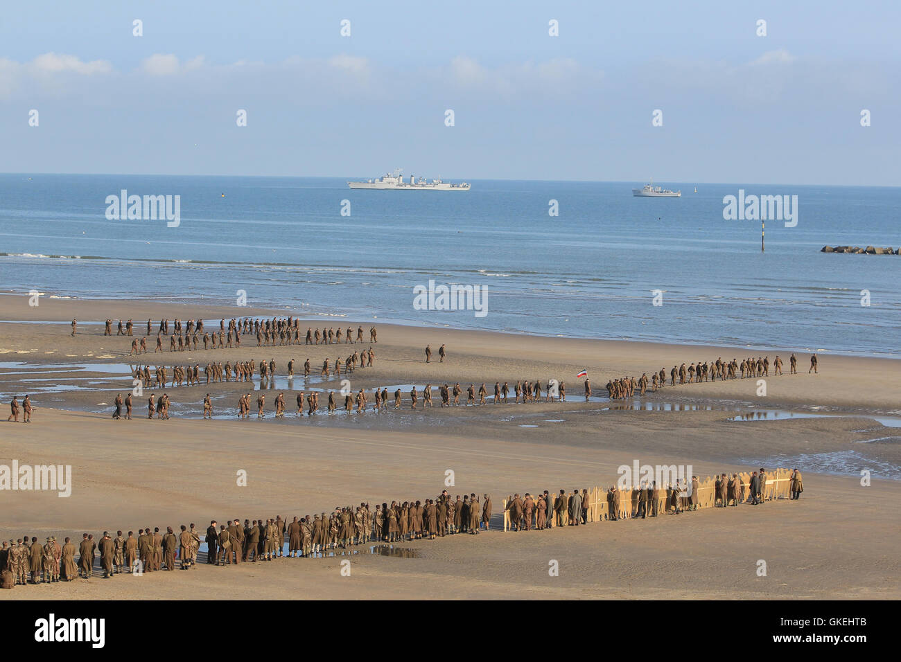 Christopher Nolan directs the war movie 'Dunkirk' on the beaches of ...