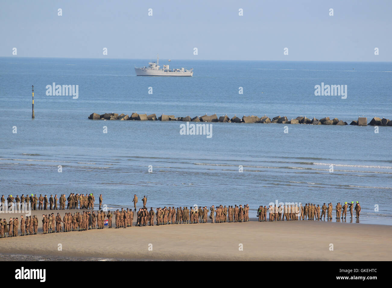 Christopher Nolan directs the war movie 'Dunkirk' on the beaches of ...