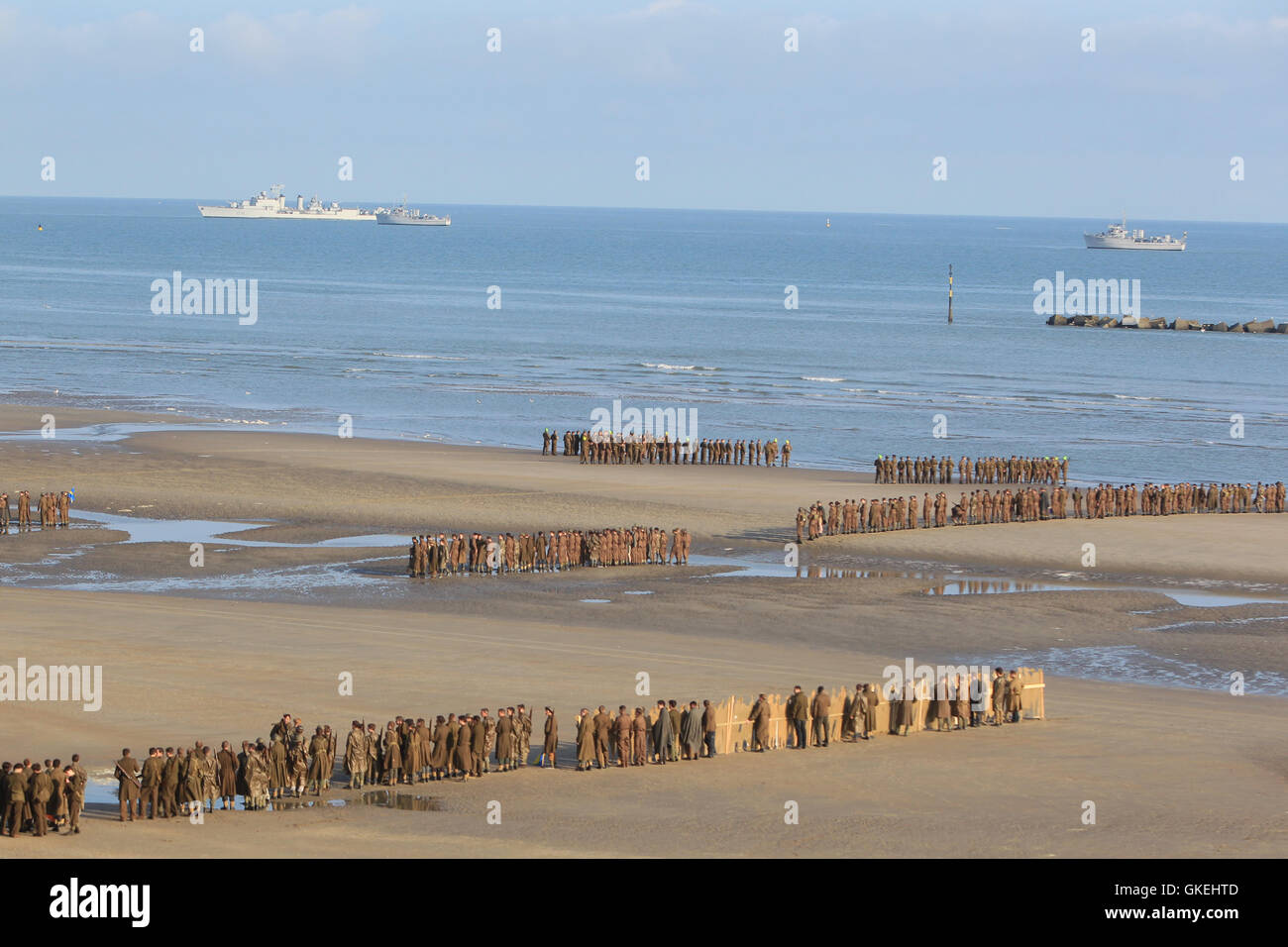 Christopher Nolan directs the war movie 'Dunkirk' on the beaches of ...