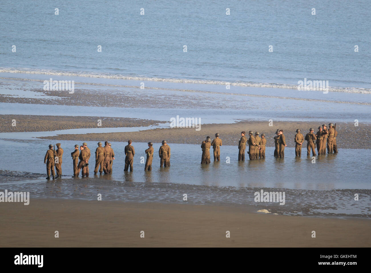 Christopher Nolan directs the war movie 'Dunkirk' on the beaches of ...