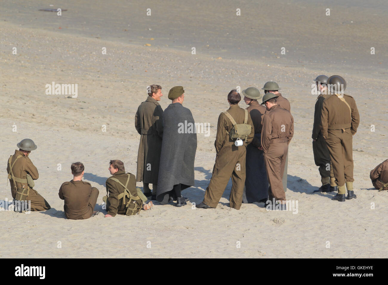 Christopher Nolan directs the war movie 'Dunkirk' on the beaches of ...