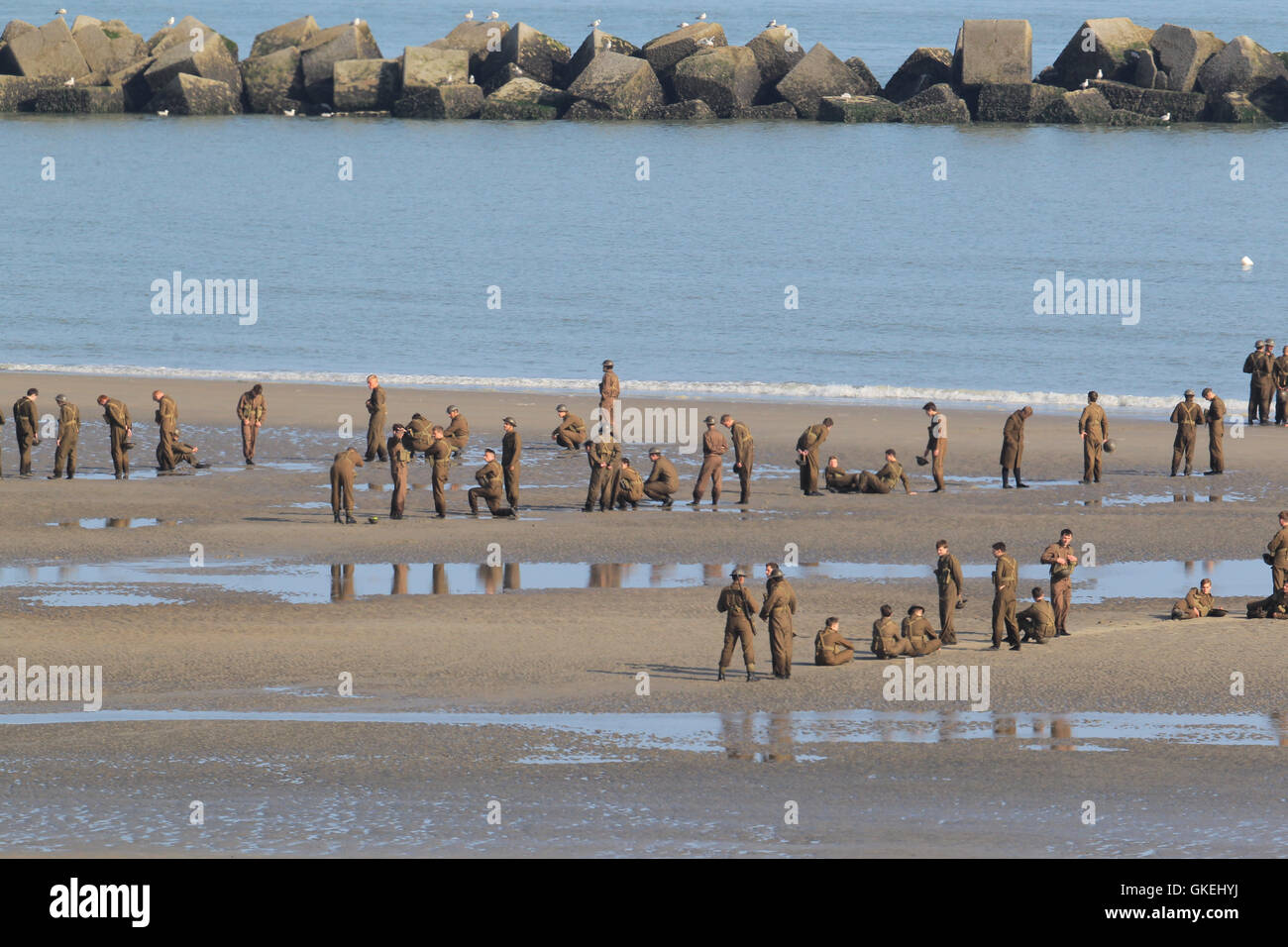 Christopher Nolan directs the war movie 'Dunkirk' on the beaches of ...