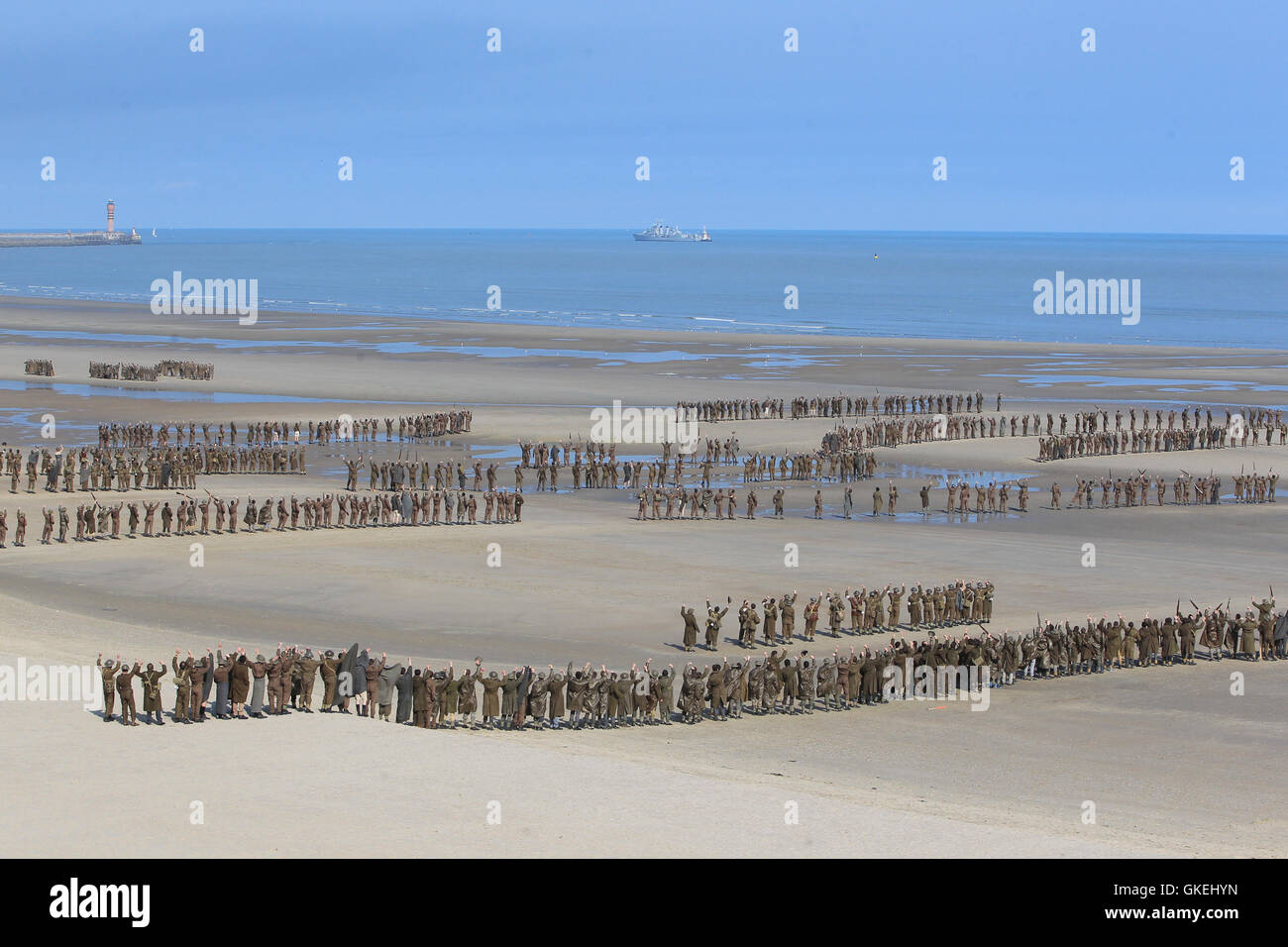 Christopher Nolan directs the war movie 'Dunkirk' on the beaches of ...