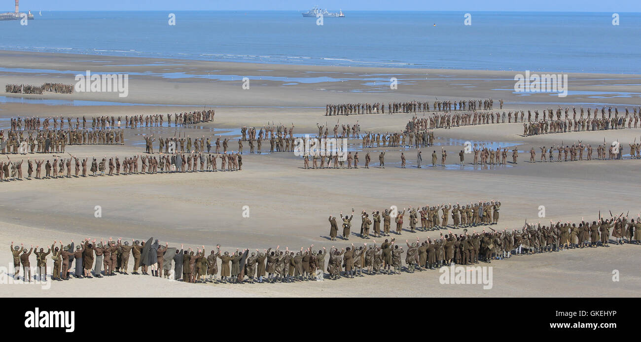 Christopher Nolan directs the war movie 'Dunkirk' on the beaches of ...