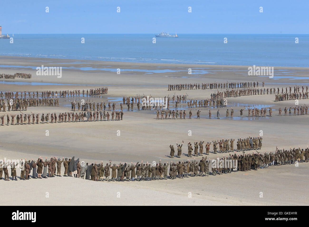 Christopher Nolan directs the war movie 'Dunkirk' on the beaches of ...