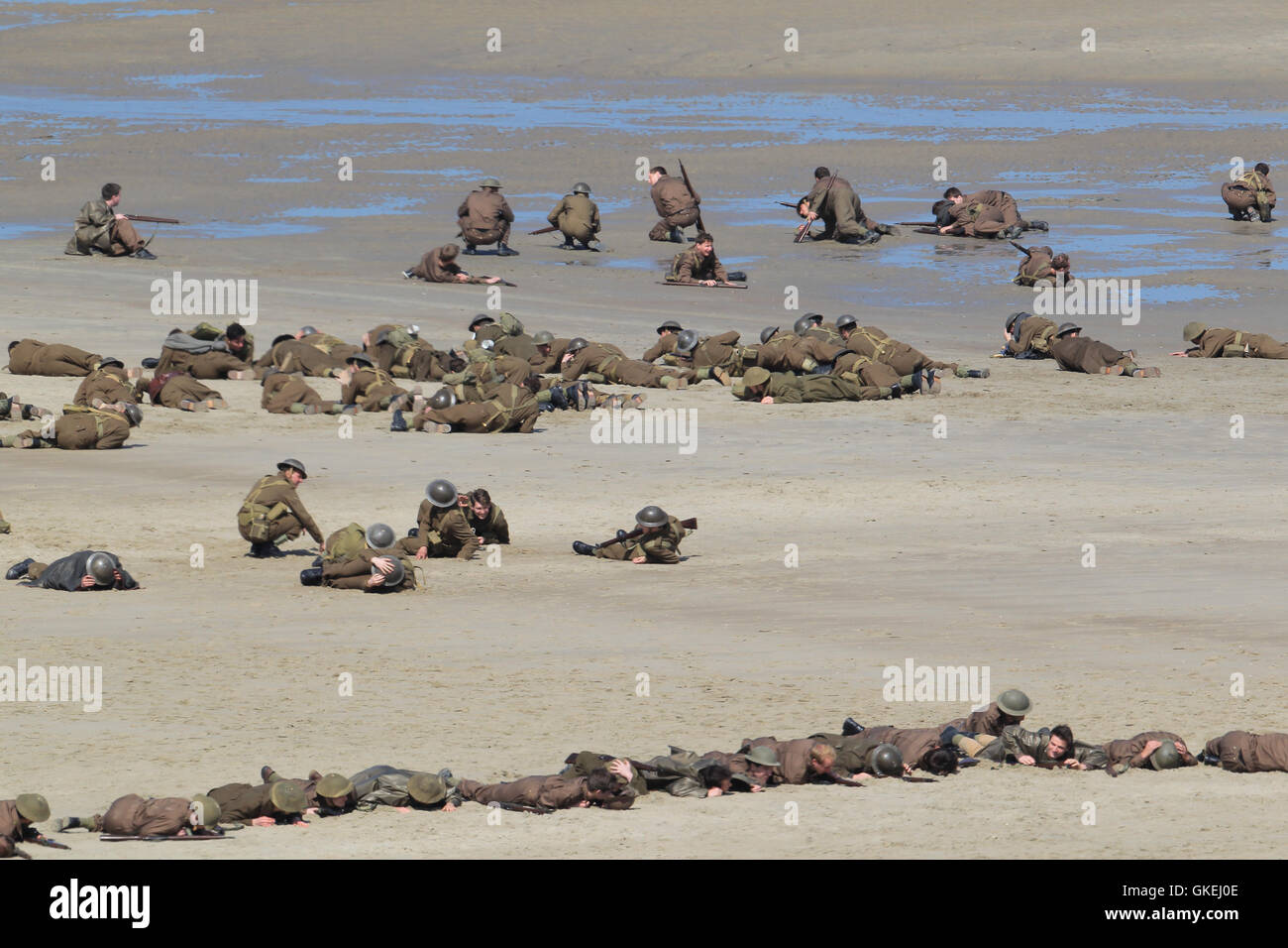 Christopher Nolan directs the war movie 'Dunkirk' on the beaches of ...