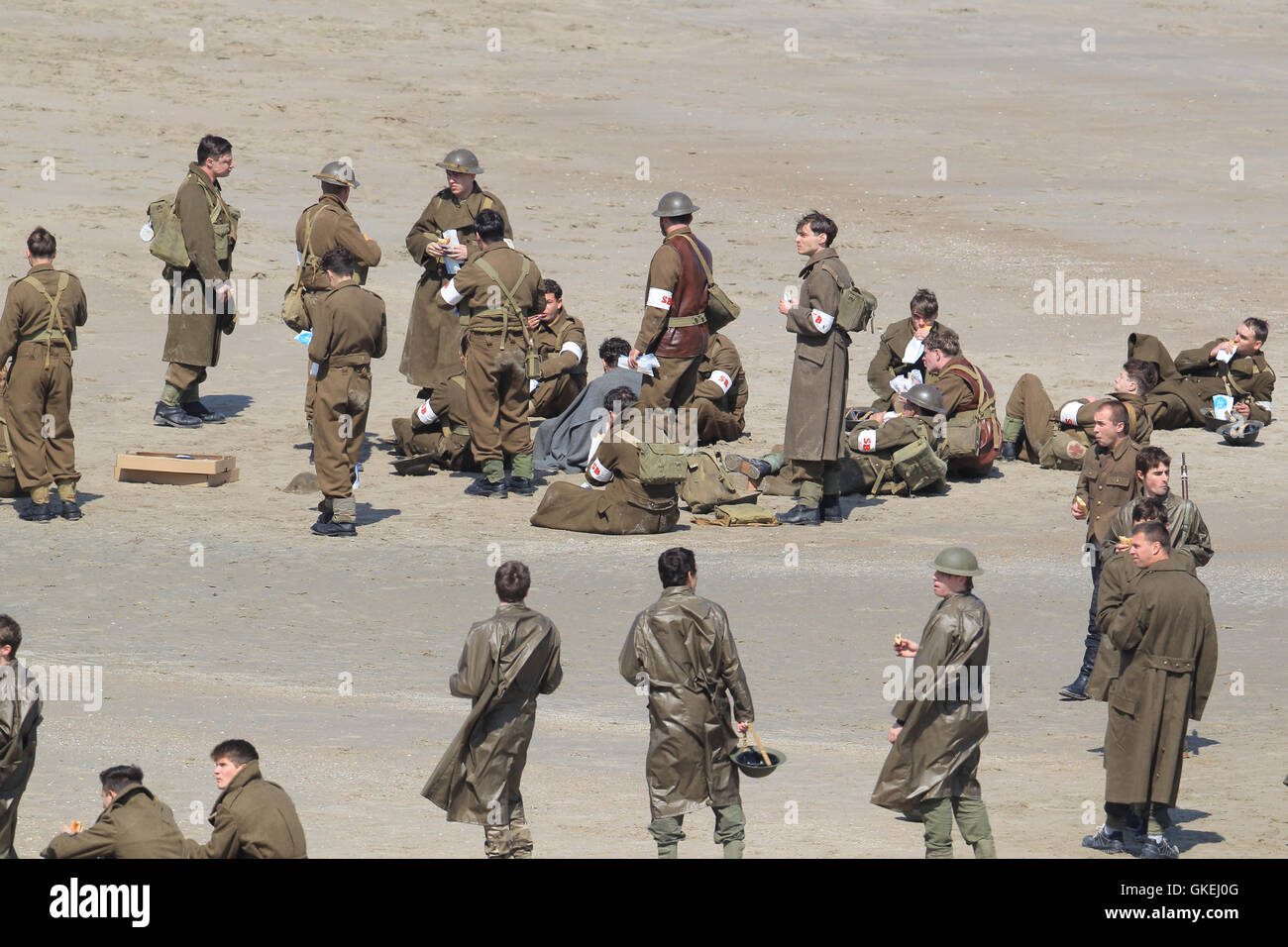 Christopher Nolan directs the war movie 'Dunkirk' on the beaches of ...