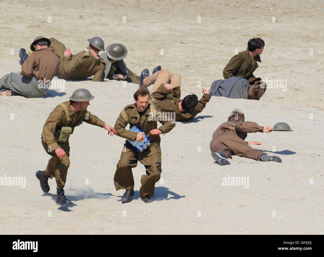 Christopher Nolan directs the war movie 'Dunkirk' on the beaches of ...