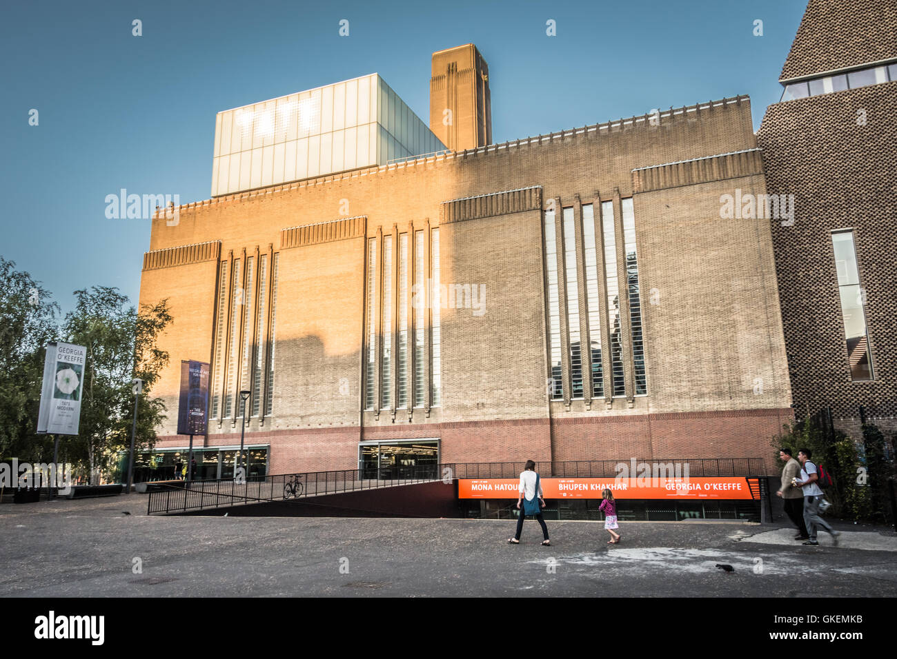 The Tate Modern with adjoining Switch House extension by architects ...