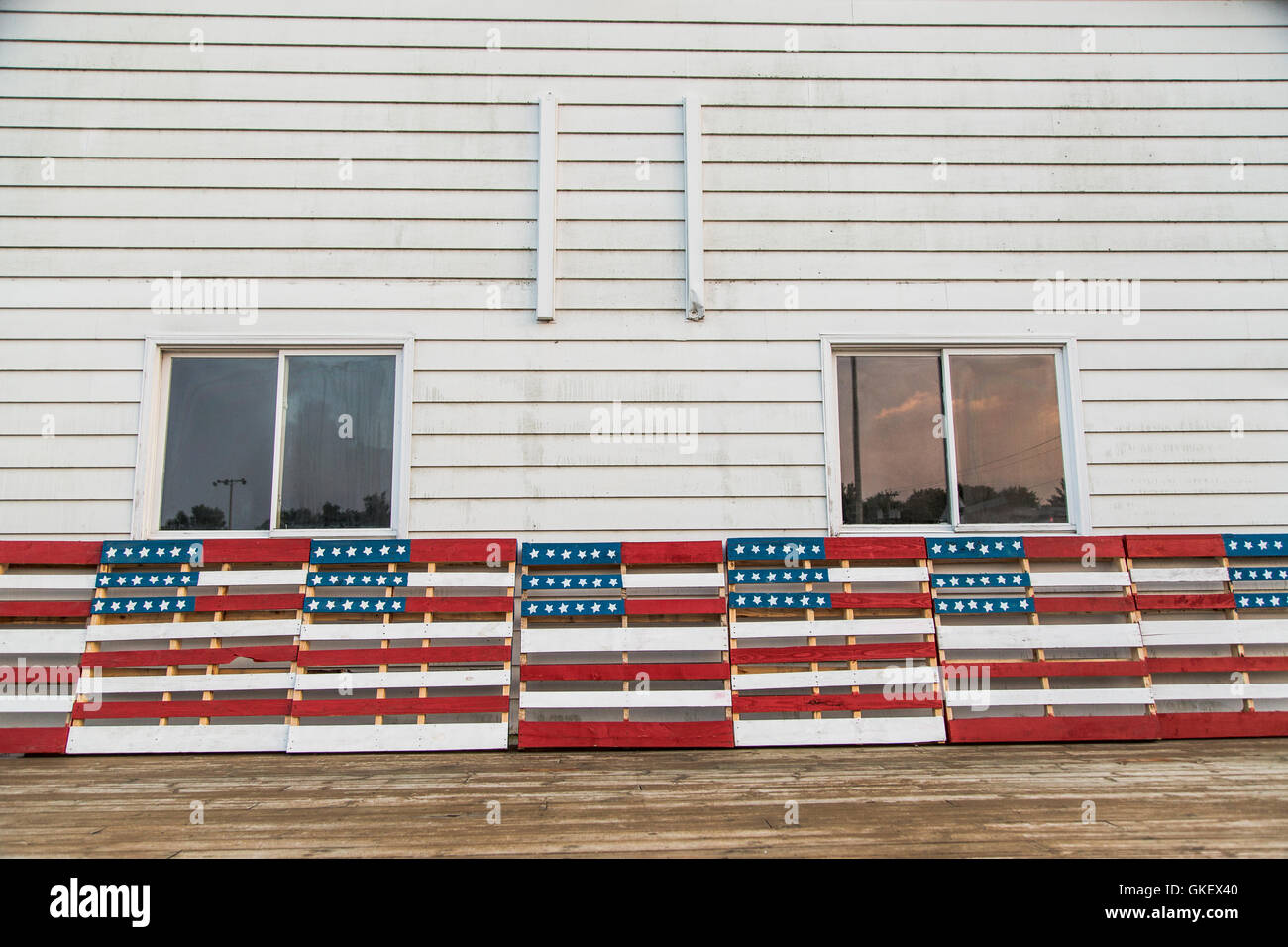 Red painted pallets hi-res stock photography and images - Alamy