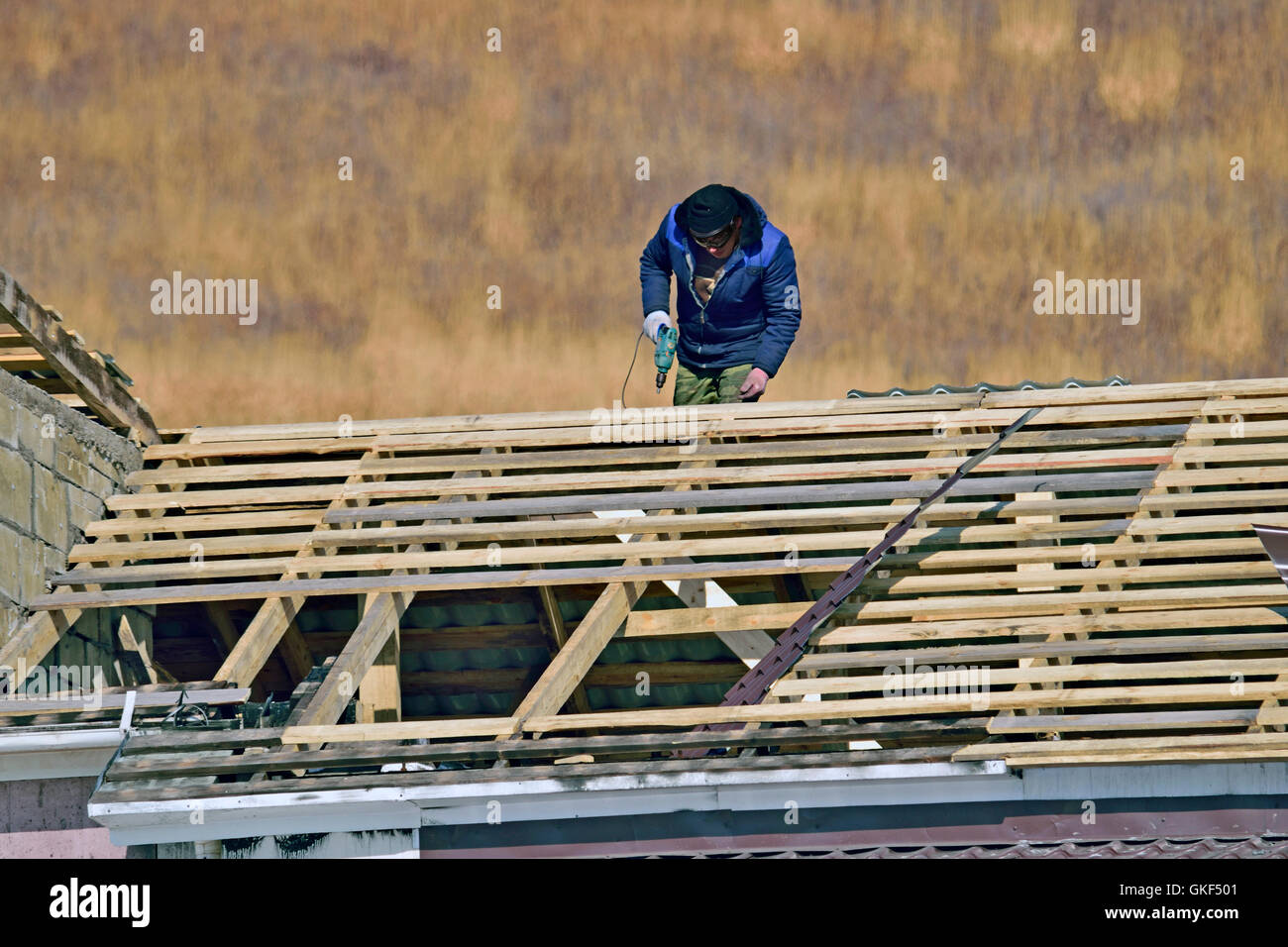 Worker fixing roof construction hi-res stock photography and images - Alamy