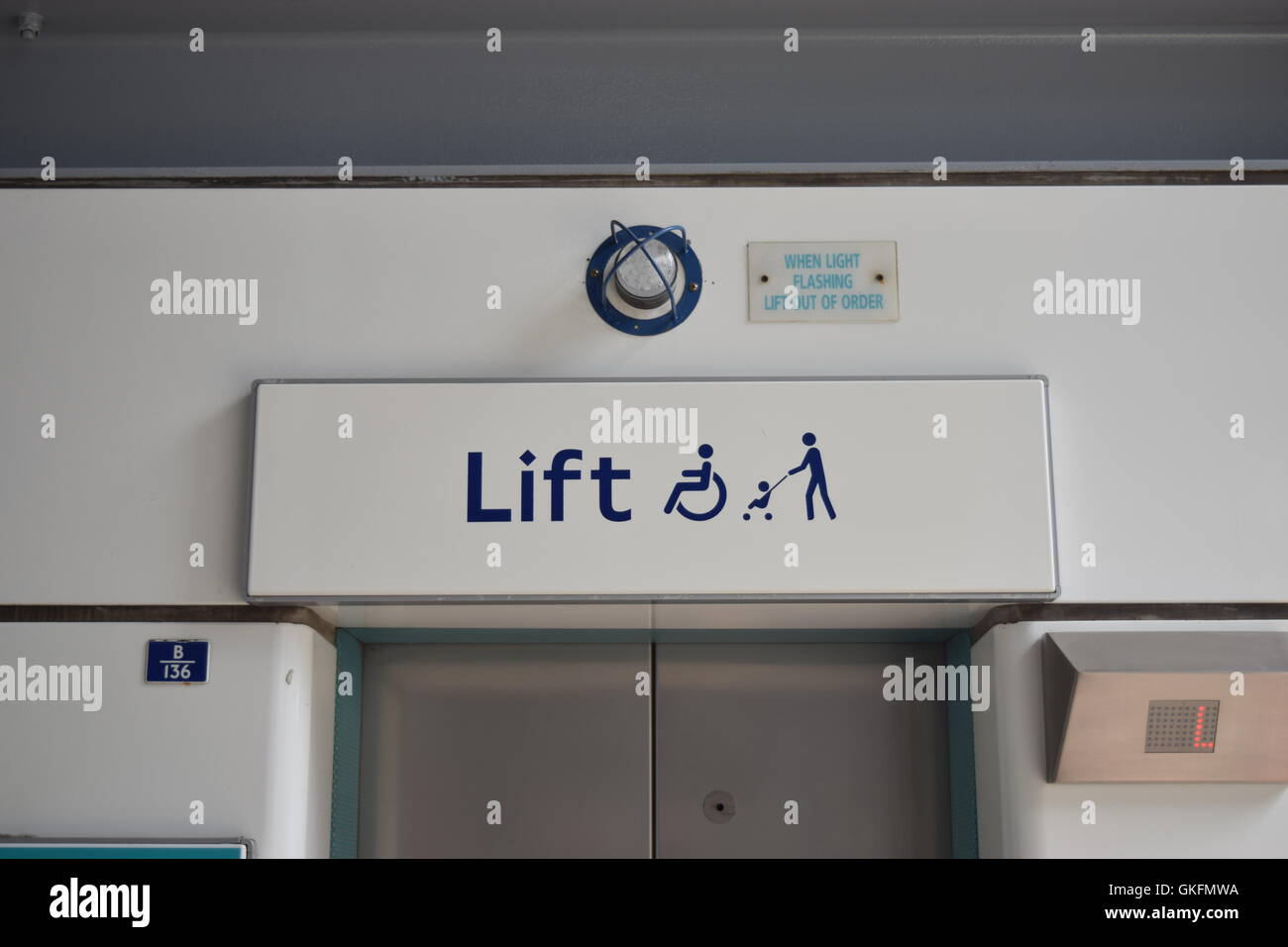 Hospital elevator sign hi-res stock photography and images - Alamy