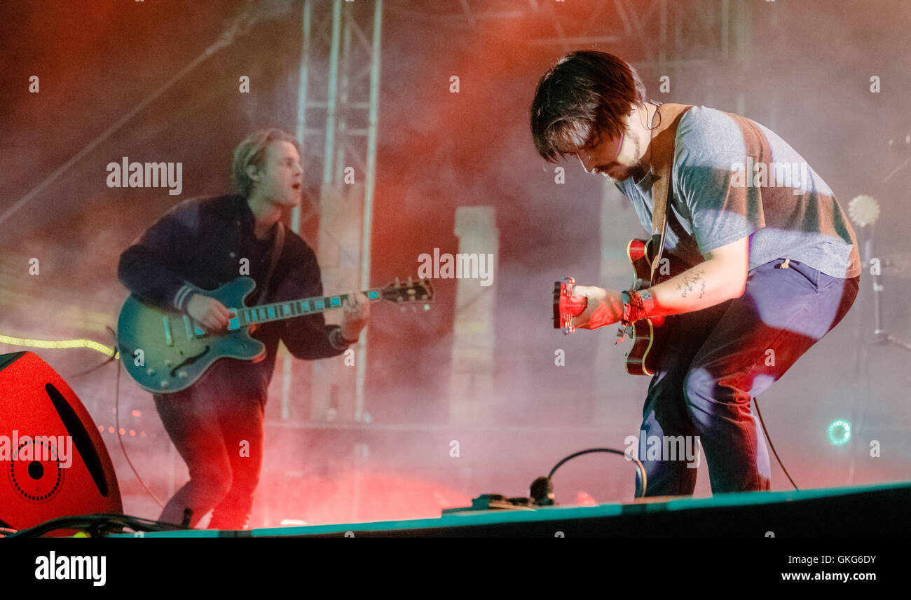 Hamburg, Germany. 19th Aug, 2016. Clemens Rehbein (r) and Philipp ...