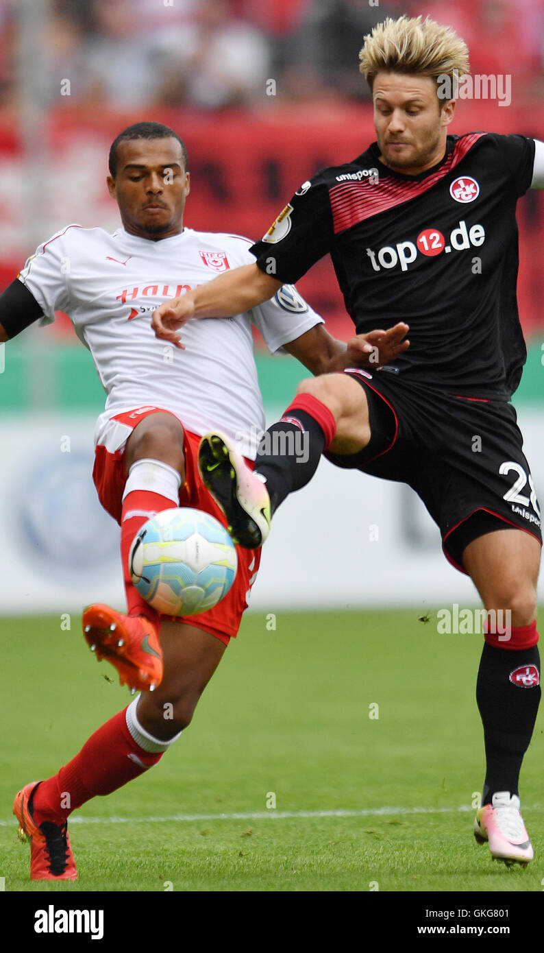 Halle's Marvin Ajani (l) and Kaiserslautern's Daniel Halfar in action ...