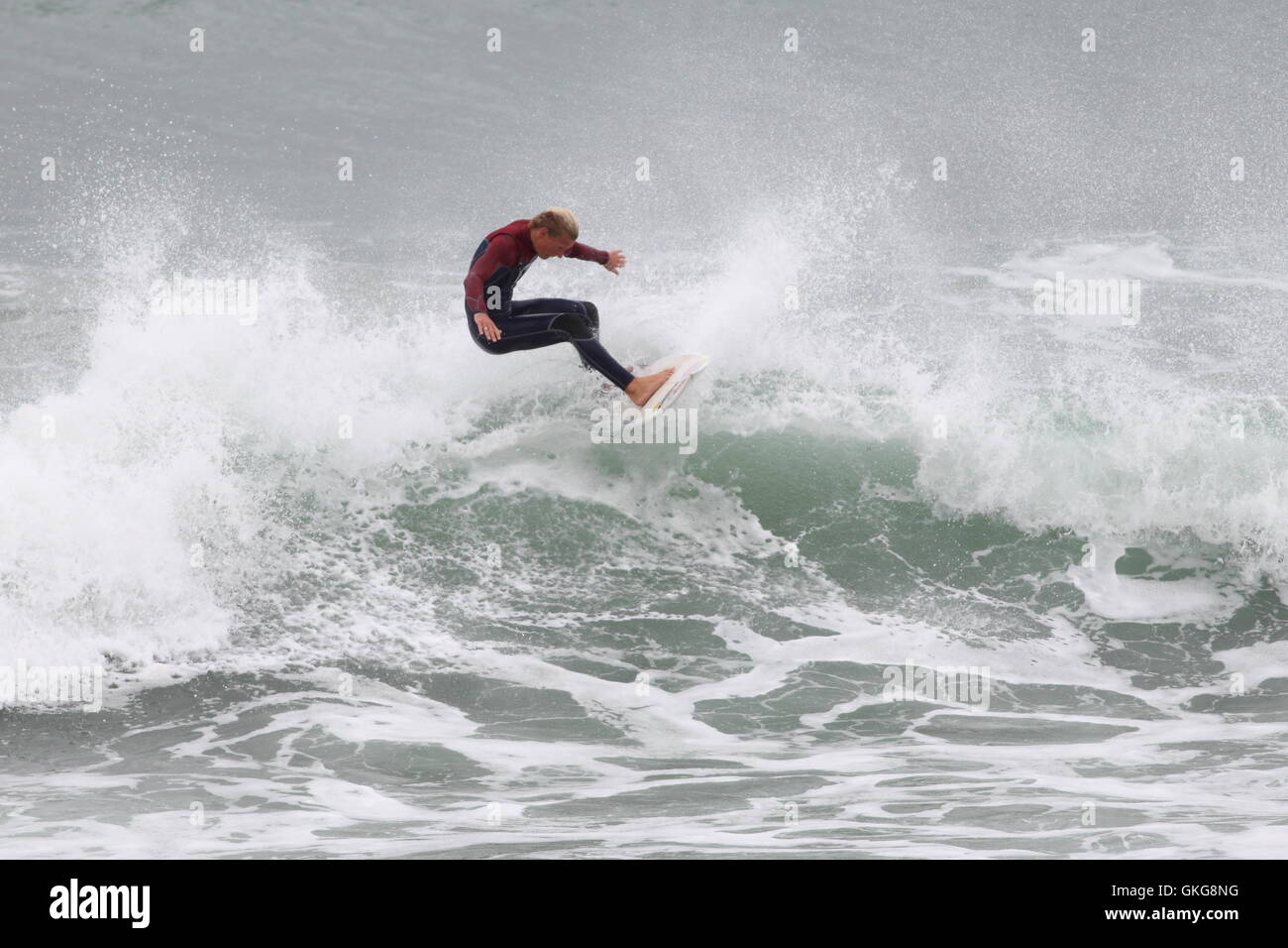 Surfing in newquay uk hi-res stock photography and images - Alamy